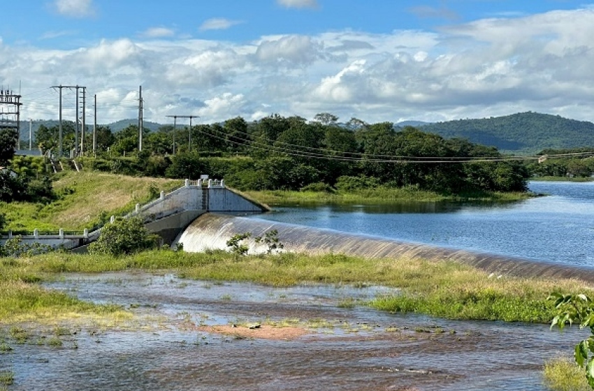 EM SOUSA: transbordando pela primeira vez em 2023, barragem de São ...
